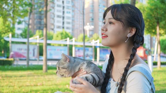约拍甜美小姐姐,同框金毛木木和猫咪小七
