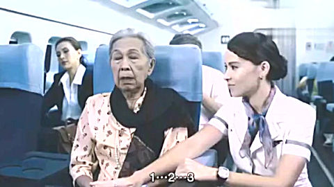 飞机上遇到灵异事件, 把乘客都吓坏了, 太恐怖了我都看不下去了,