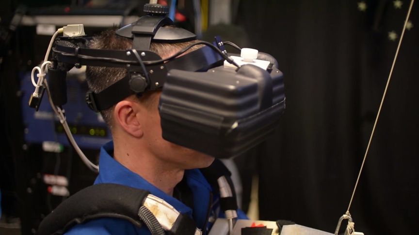 美军航天员利用VR设备进行模拟训练