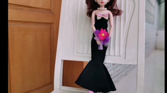 明天就要开学了,今天给孩子的芭比娃娃做一套衣服后就忙着上班啦