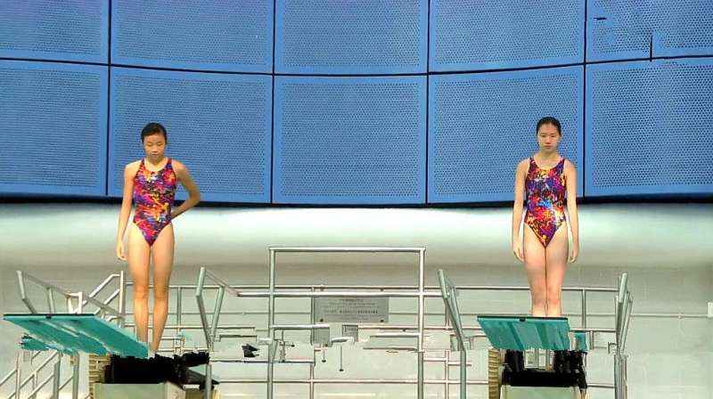 皮肤白皙小姐姐双人跳水,动作优雅,姿势优美,漂亮!