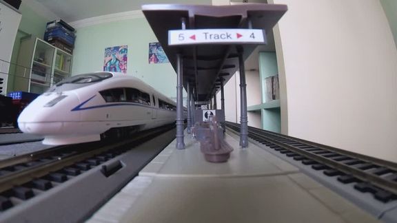 迷你火车站看动车组和普速列车同时进站,感受不同时代发展的差异