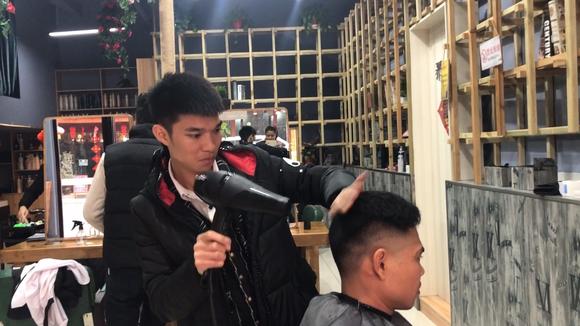 这理发店装修那么好,发型师的技术应该很牛,小陈来设置一个