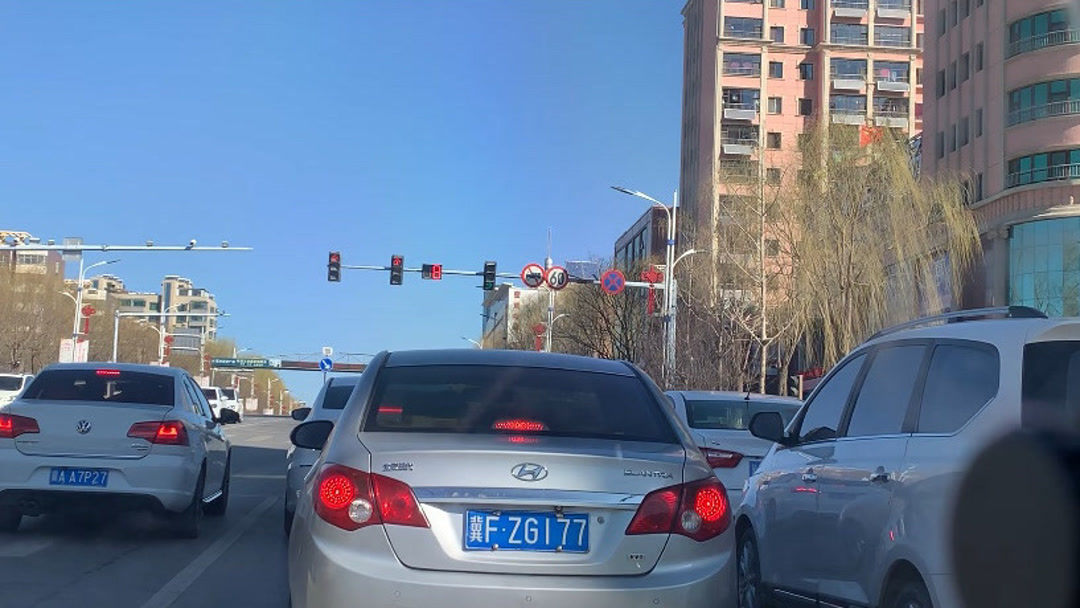 手动挡上坡等红灯该怎么操作?教练实录讲解,看懂你就是老司机