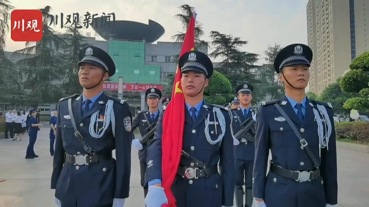 视频|泸县举行升旗仪式 庆祝新中国72周年华诞