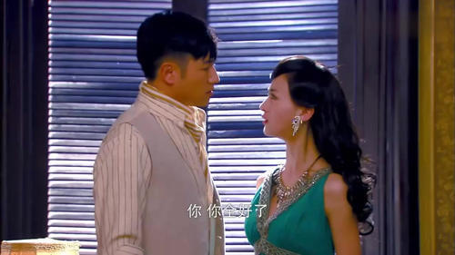 女子欺负残疾小伙,谁料突然小伙从轮椅上站了起来,好看了