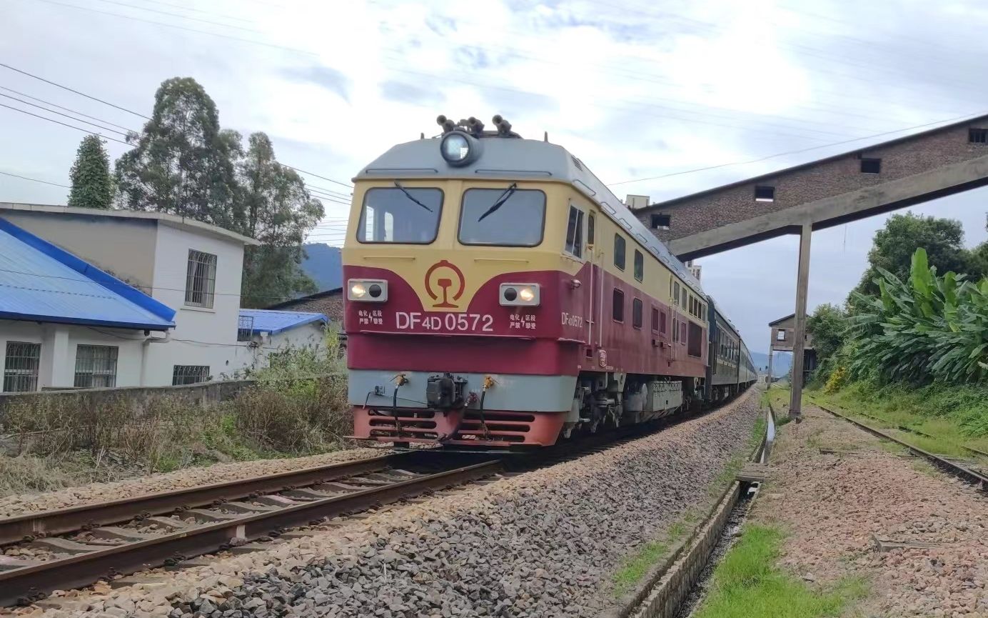 漳龙线晚点近7小时的K232次列车接近龙岩站