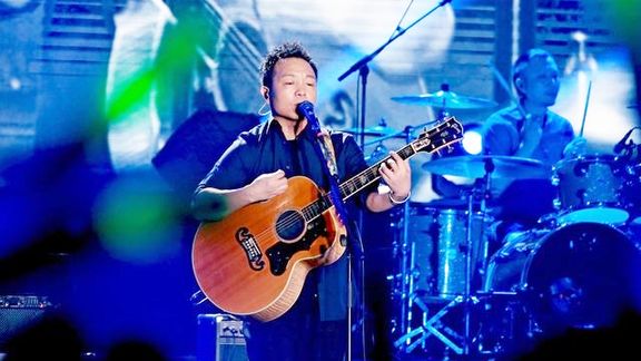 许巍《曾经的你》——演唱会万人大合唱 真的很震撼!