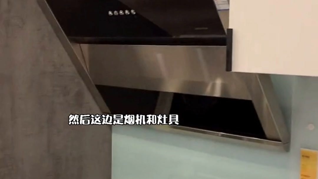 厨房采用一字型贴墙整柜设计,在节省空间的同时,保证了洗切炒的基本...