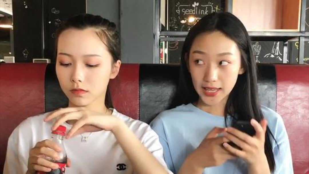 美女大学生因讨论问题吵起来,得知真相后,要被她俩笑死了