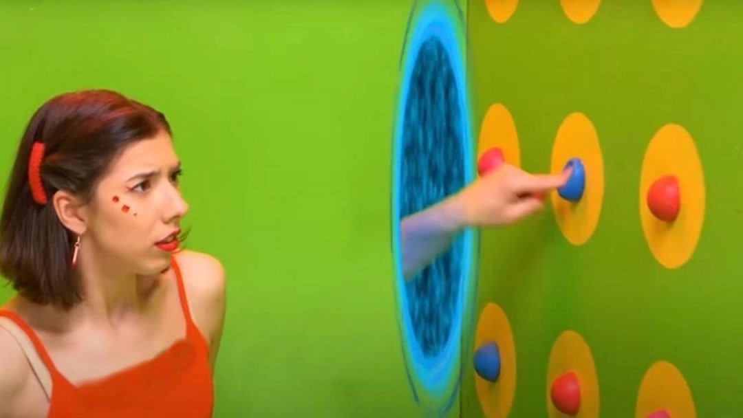 老外作死体验神秘按钮游戏,过程一言难尽!