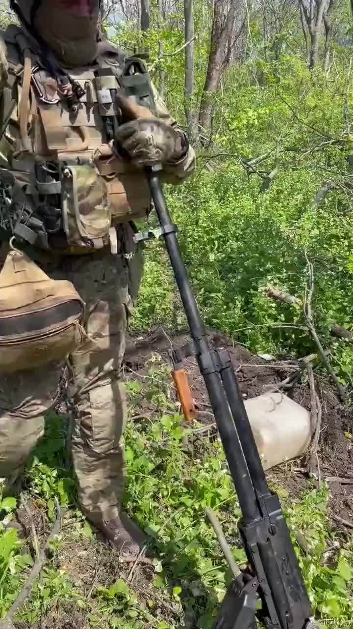 战争实录 乌克兰外籍军团士兵在击毁的俄军战车前打卡留念