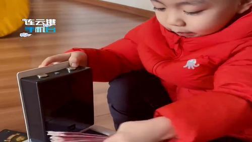 ...找萌娃借钱,儿子出手阔绰打开密码箱,网友:这孩子肯定没下载防诈软件