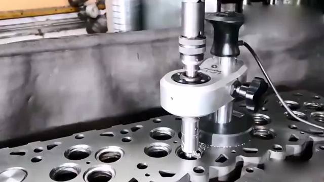 发动机修复过程实拍!修理工的技术太娴熟了