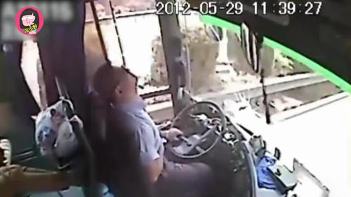 大客车突发车祸,司机拼命护住乘客安全,为英雄致敬,纪录片!