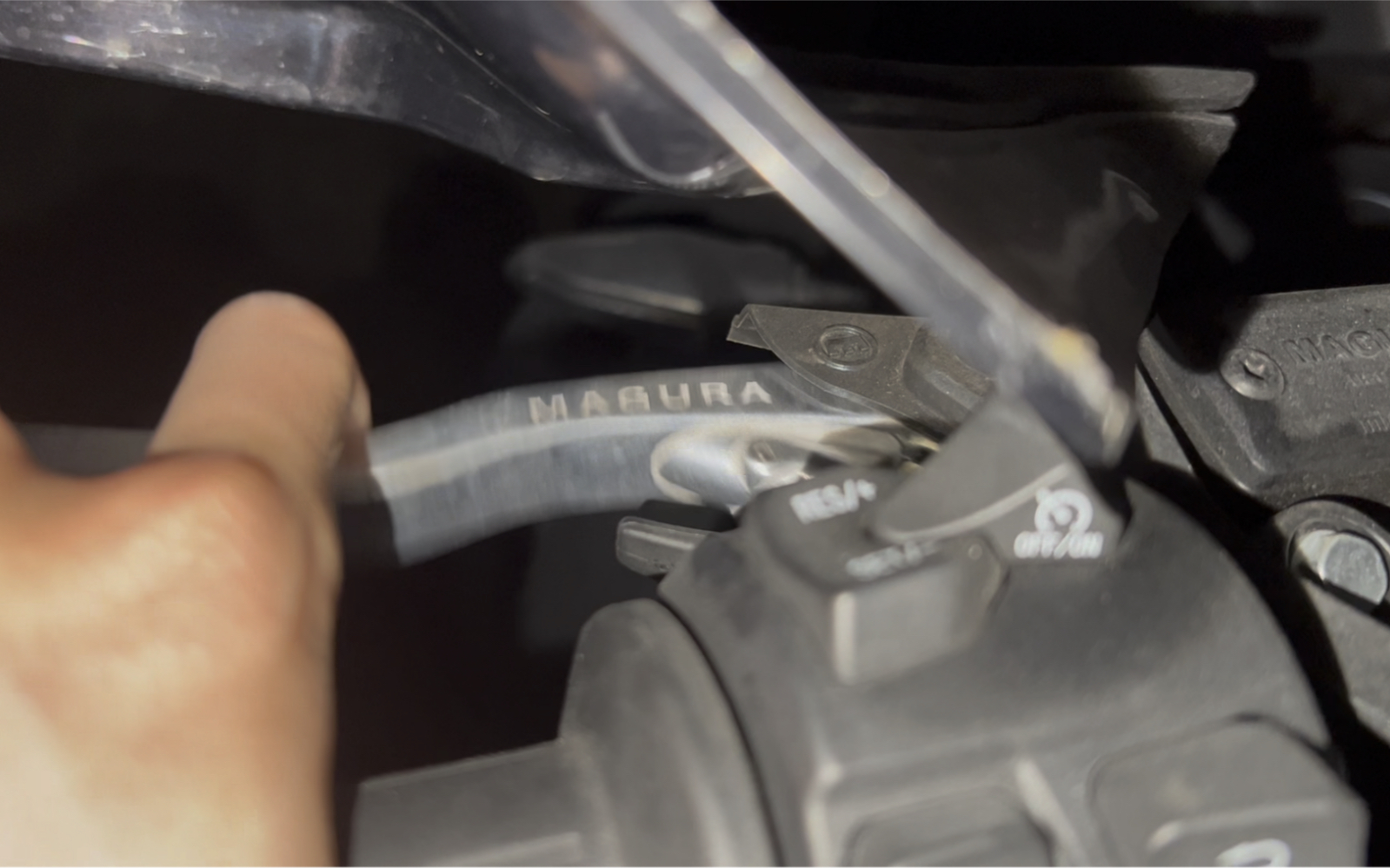 摩托车液压离合(马古拉液压离合)调节 我的800mt改装了液压离合后 我...