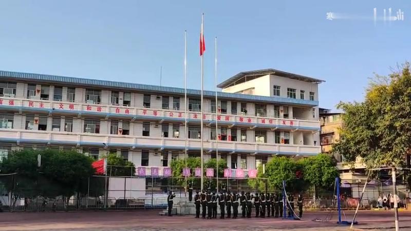 「疫情」高中开学后的第一次升旗仪式!国旗班同学真棒!