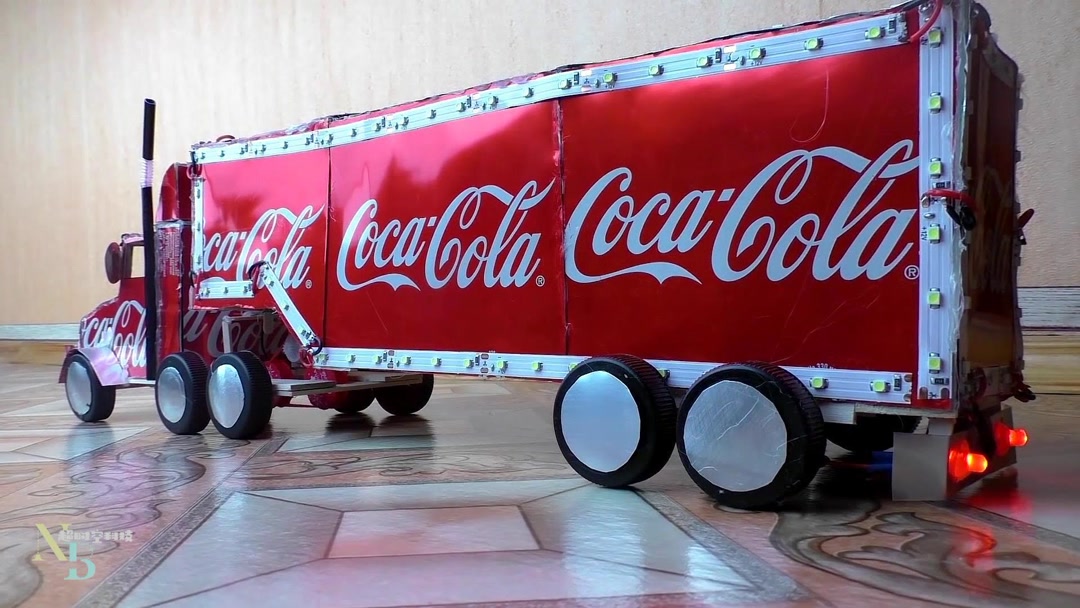 DIY牛人,如何制作一辆可口可乐卡车?这模型太好看了