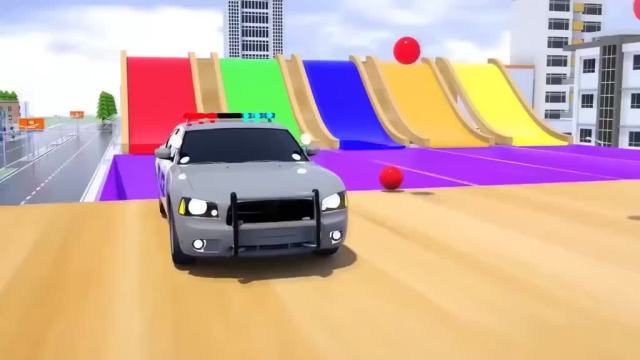 警车进入海洋球池拖出了消防车模块,一起把它拼起来...