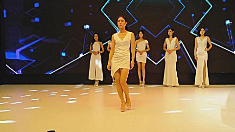 2018广州车展车模走秀02