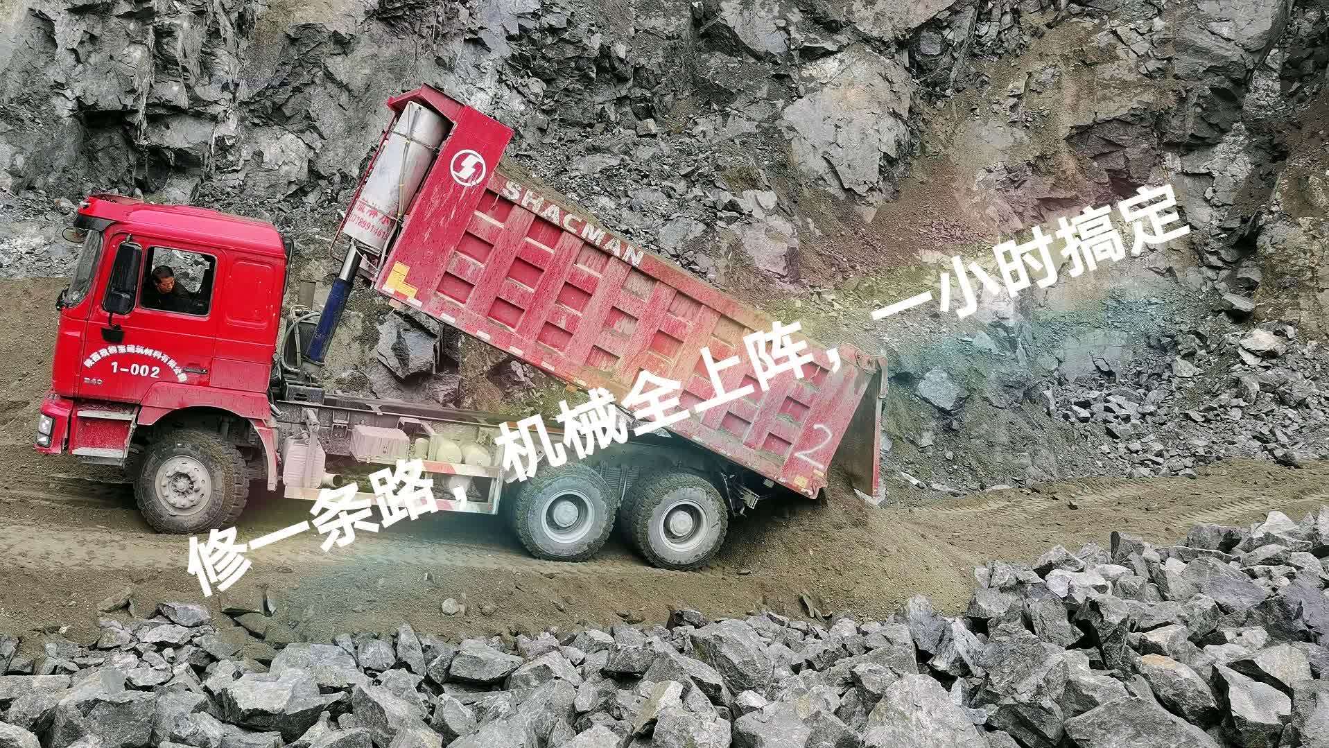修路,挖机汽车铲车互相配合,1小时搞定,开铲车的师傅年龄好小