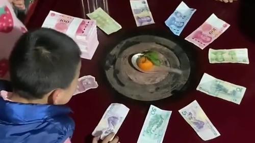 过年舅舅准备了压岁钱,但要靠自己的运气获得,这方法实在太棒了!