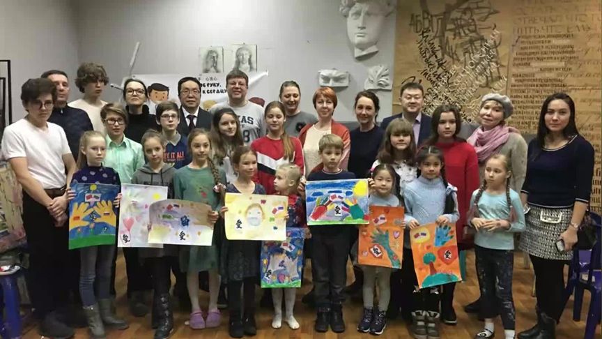 俄罗斯儿童作画声援中国医护人员抗击新冠肺炎疫情 #我在这里.