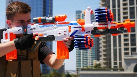 真人CS:小哥哥的新装备!试试威力!