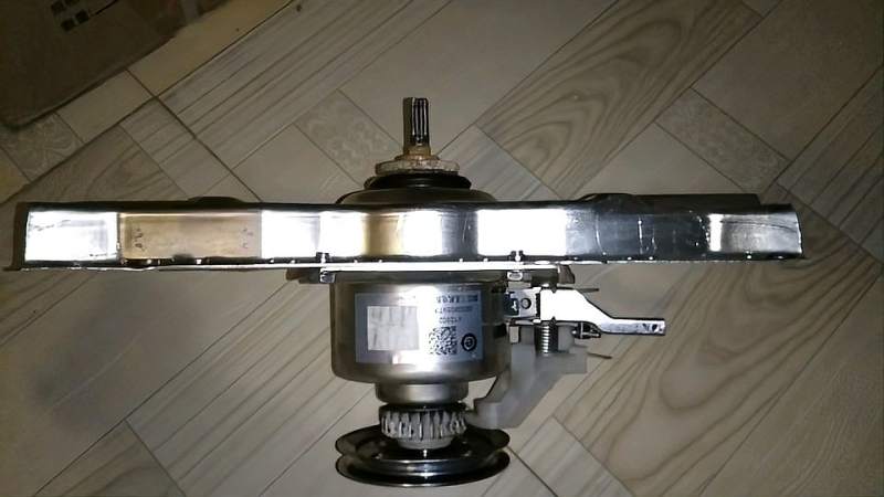 这个就是全自动洗衣机底下的离合器