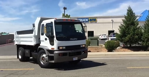 这辆小型翻斗车的底盘不错,就是车厢太小了,装不了多少货