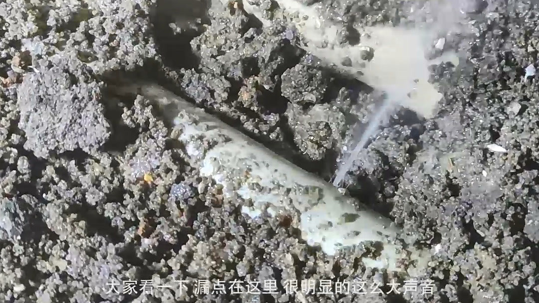 埋地水管漏水像喷泉 ,物业把业主家的水管都剪了,楼下成了水帘洞