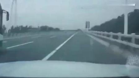轿车高速公路上寻找刺激, 结果害惨别的车辆, 行车记录仪记录全程