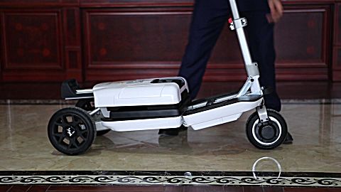 “鹿小白”行李箱式折叠电动代步车提拉把手操作视频