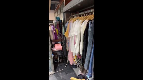 来厂里看美女直播卖羽绒服,90白鸭绒的羽绒服很便宜