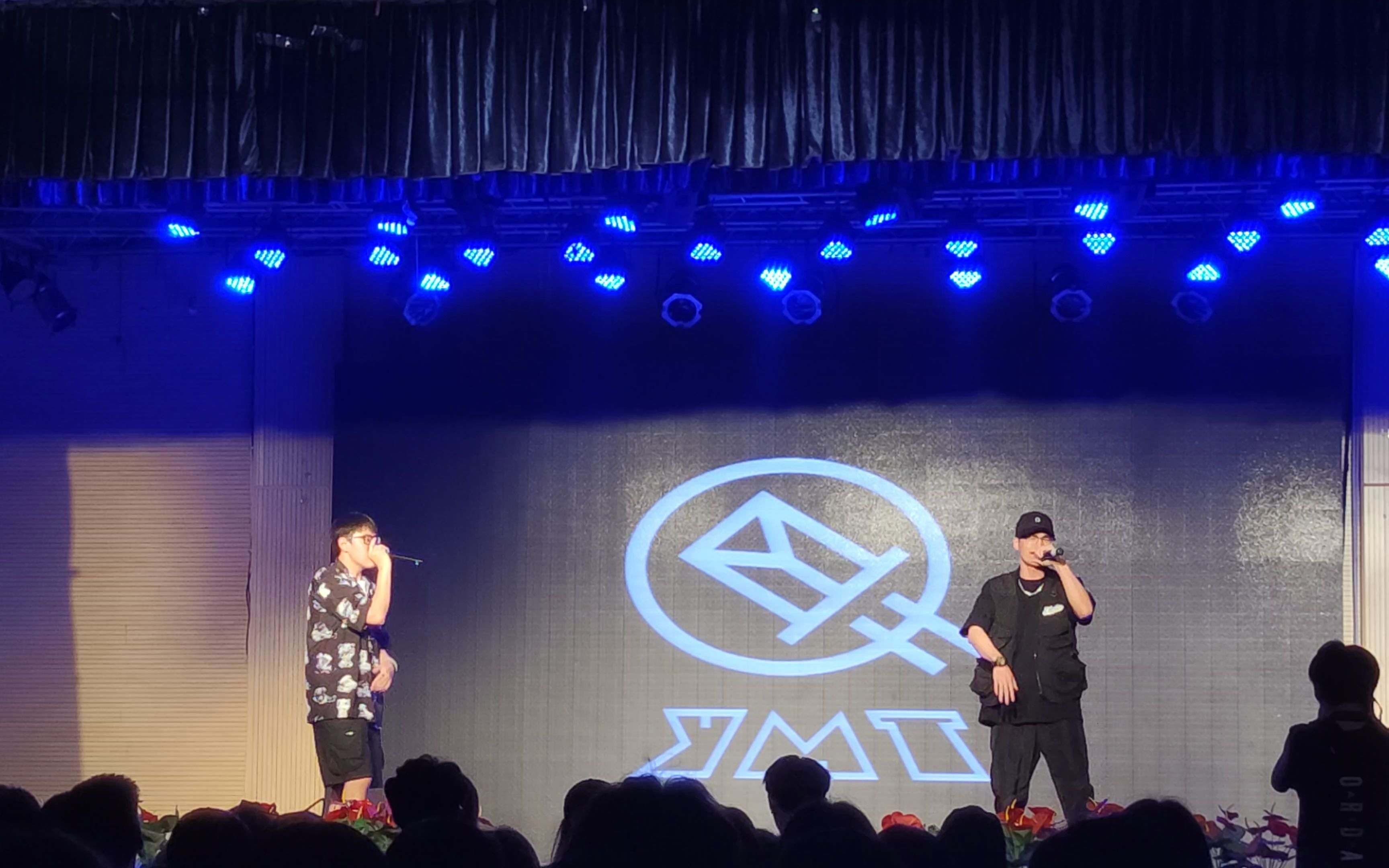 在学校晚会上表演beatbox和说唱,结果全场女生都在尖叫!