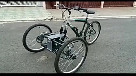 国外牛人发明:倒三轮自行车,转向轻松自如还自带减震,真是太牛了