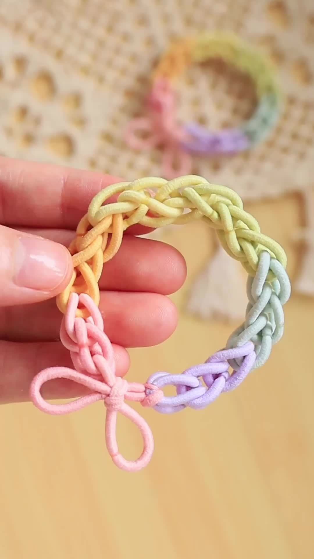 这条用皮筋编的彩虹闺蜜手环也太好看了吧,带上你就...