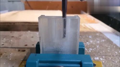 男子切一块亚克力玻璃,打造钻孔定位器,很实用的小工具