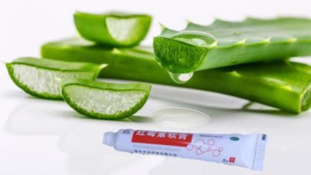 把芦荟和红霉素软膏放在一起,用来敷脸,可以滋润护肤,防干裂的作用