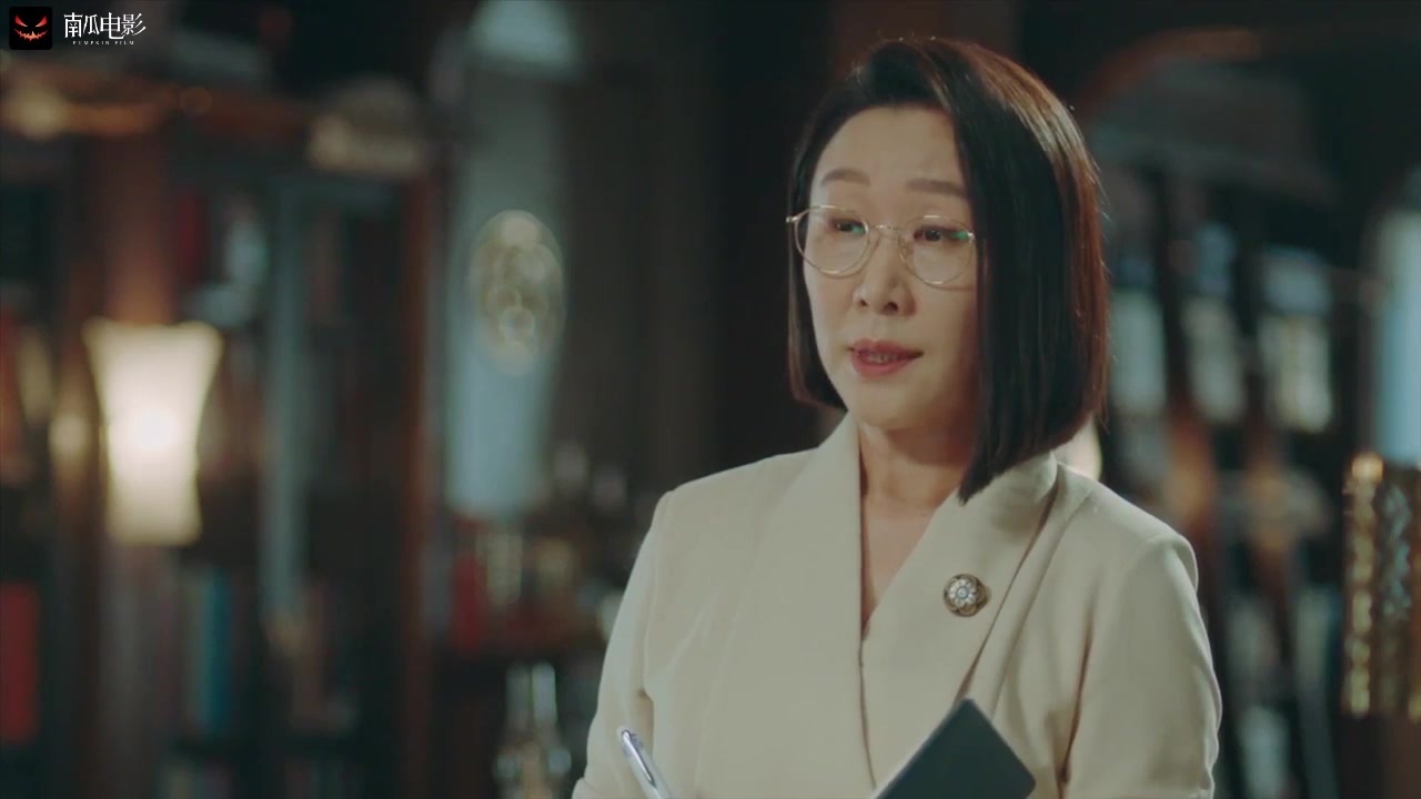 韩剧:李敏镐处理应急文件,第一件事就是停止具总理的职权!