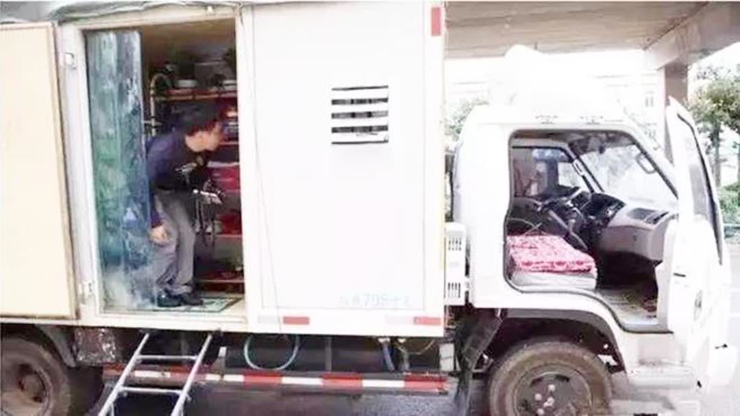 小伙13万货车改房车,厨房卧室一应俱全,车主直言太划算了
