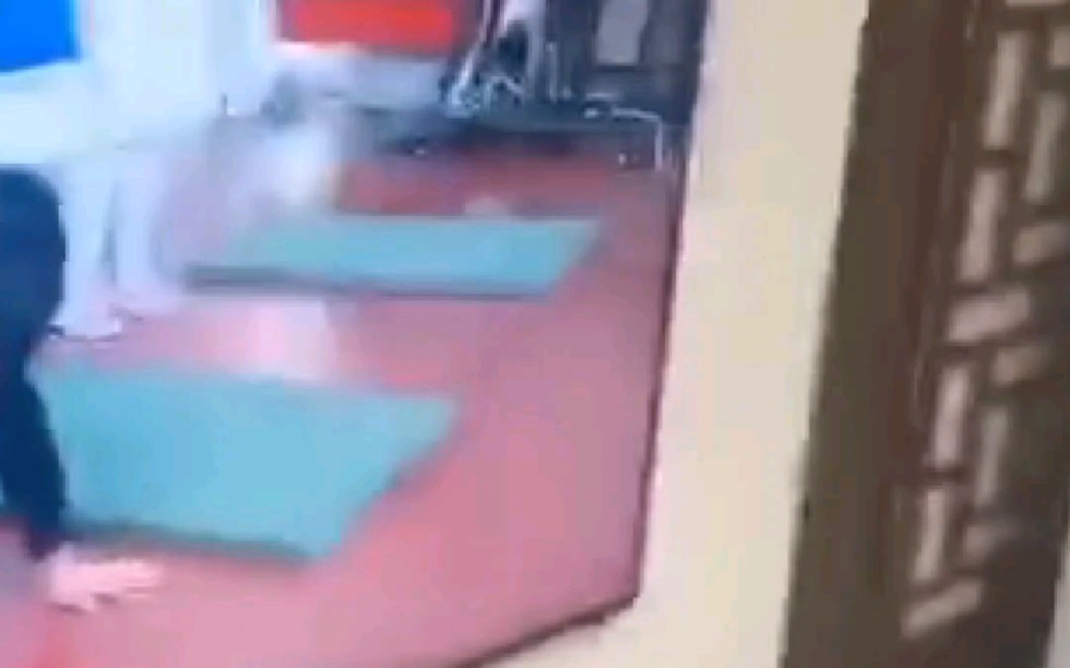 (在家上网课)疫情期间孩子在家上网课日常