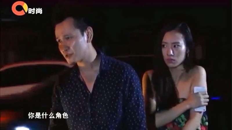 两名男子见女子单身一人,竟要强行把她带走,幸亏好心人出手相助