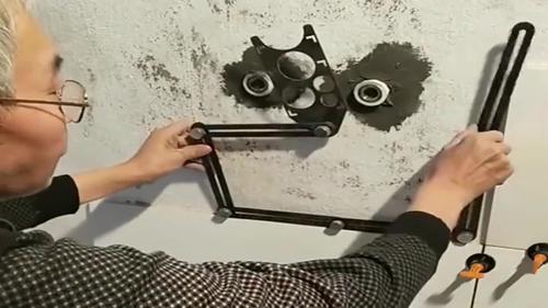 自从有了这个工具后,瓷砖钻孔精准无误,老师傅测试很多次