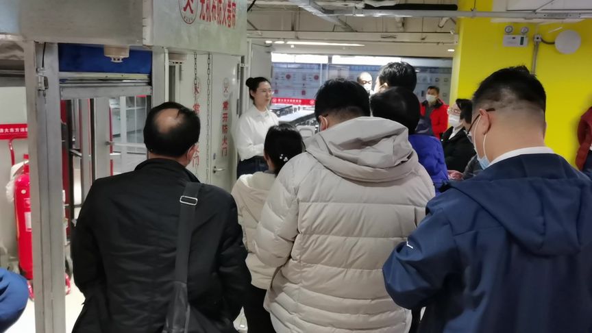 清大东方消防培训学校的老师为学员讲解常开式防火门的作用。#