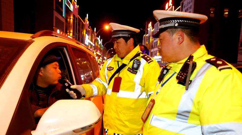 酒后睡一觉起来可以开车吗?建议过了这个时间再碰车