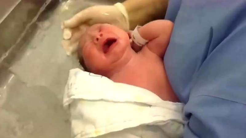 刚出生的宝宝都经历了些什么,新手爸爸在窗外目睹了全过程!