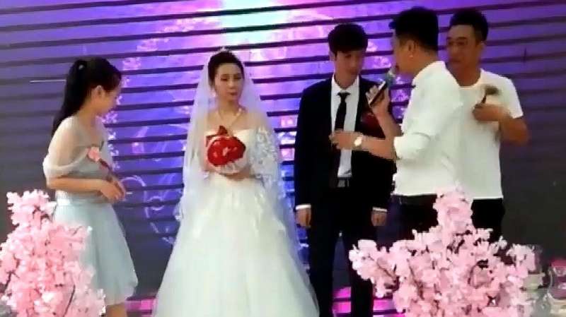 司仪问新郎官:你和新娘第一次的亲密动作是什么?新郎现场示范!