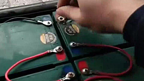 电动车电瓶充不满电,一拧转把马上就没电了,老师傅告诉你为什么!