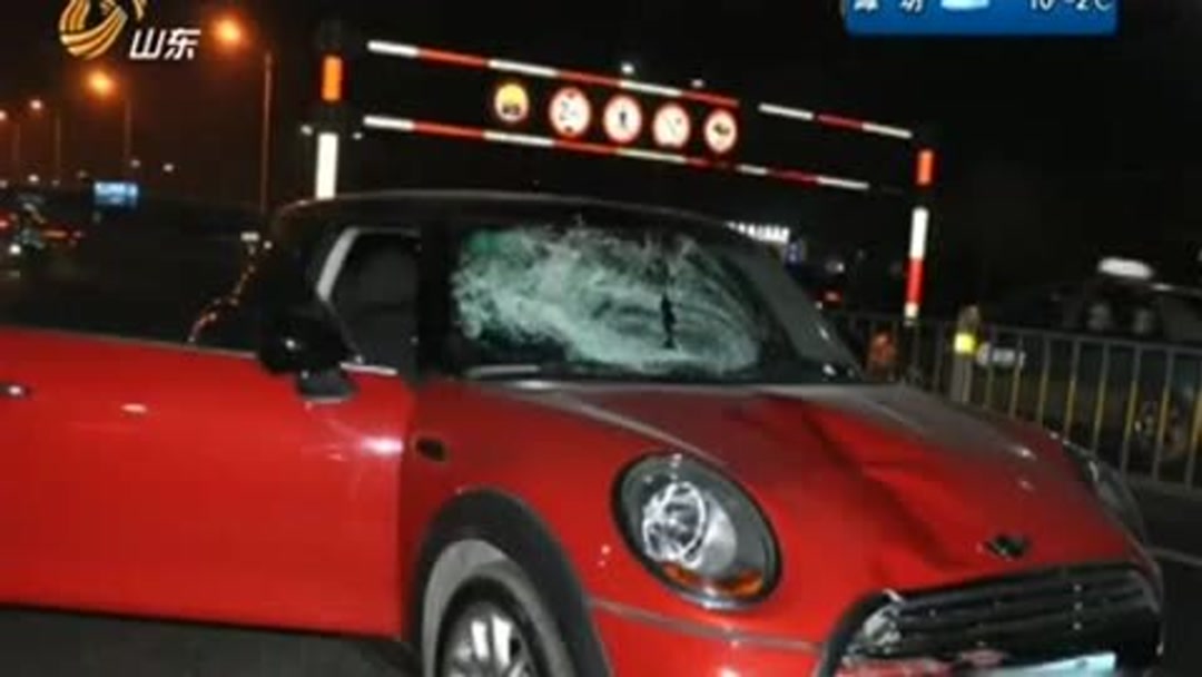 女司机驾车失控!竟撞死执勤交警